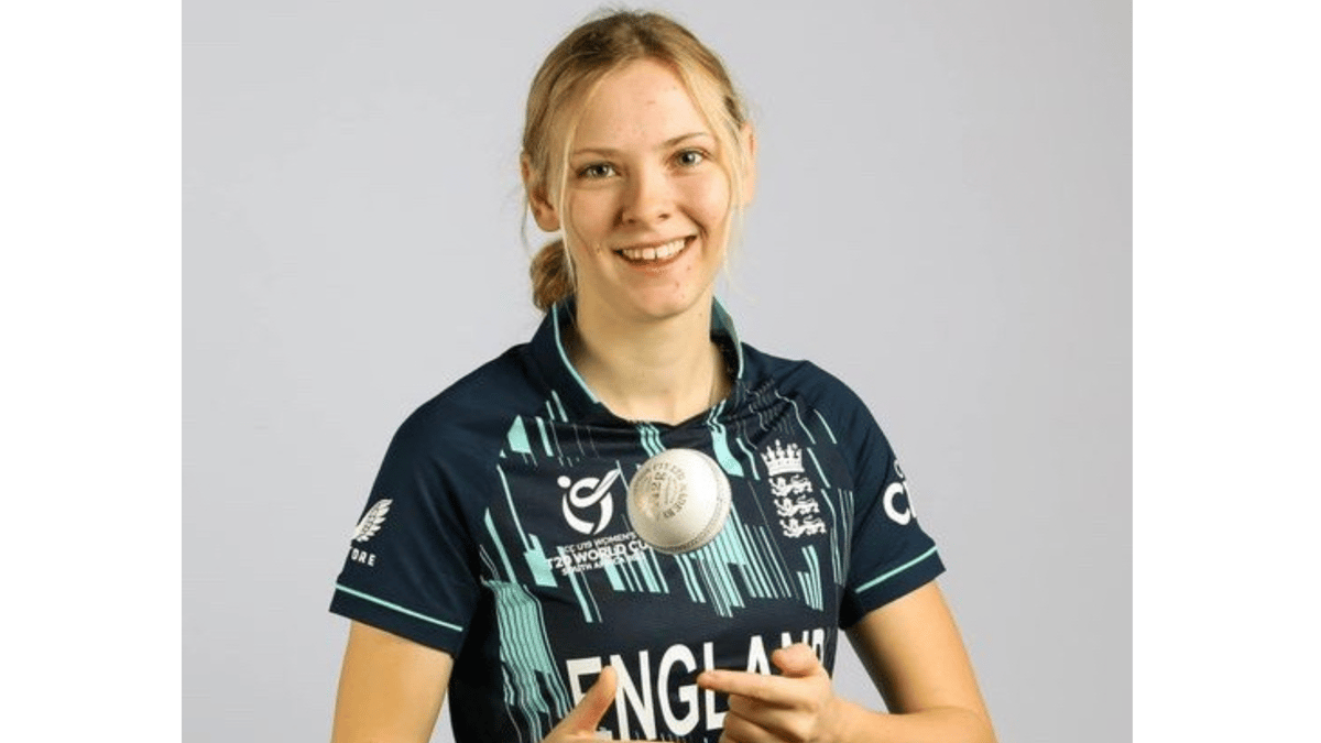 England cricket star Sophia signs for Essex | chepstowbeacon.co.uk