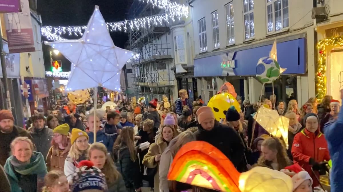 It's all glow for Christmas as lantern parade lights up Monmouth ...